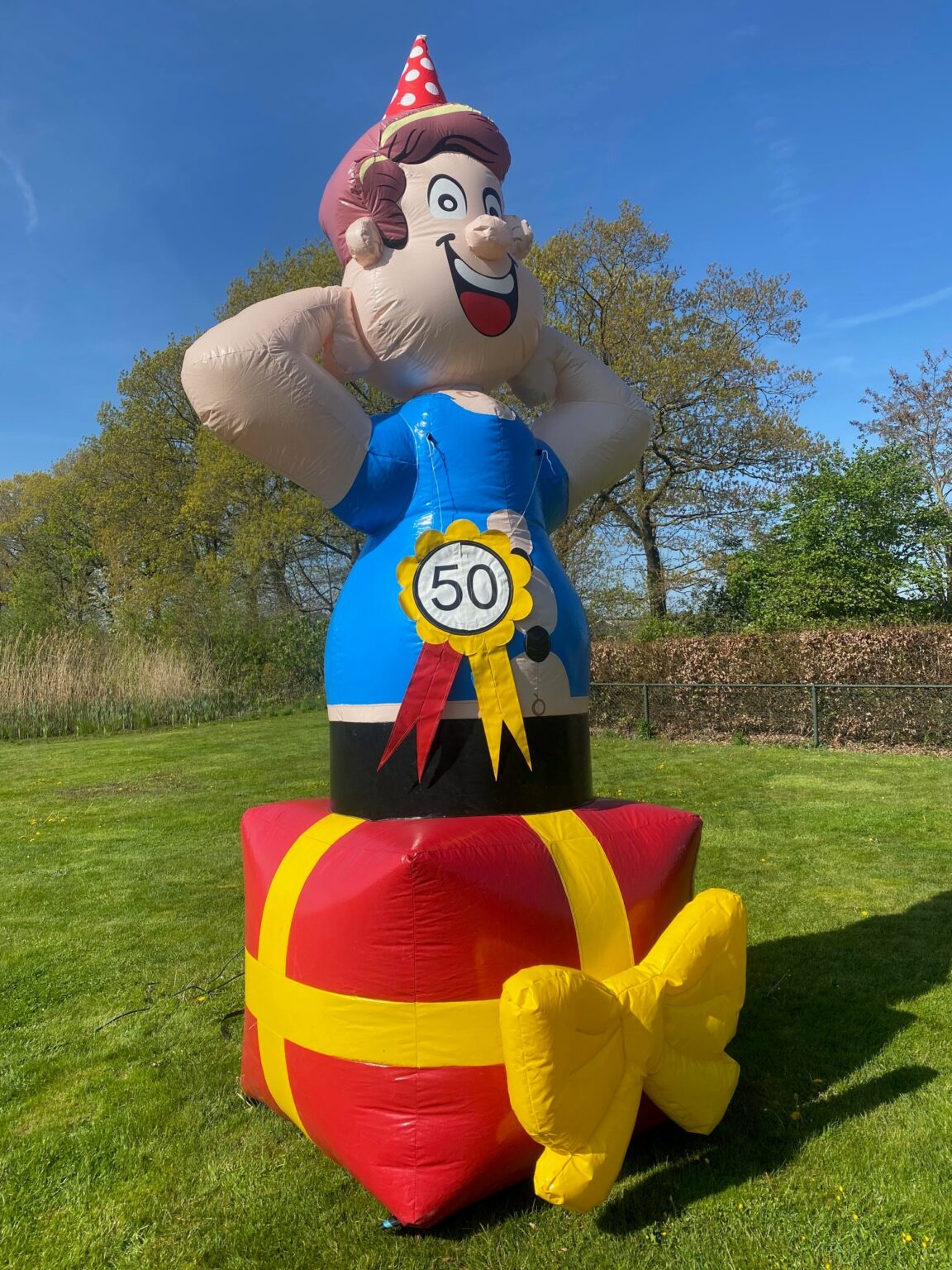 Opblaaspop Abraham cadeau - Tommies Verhuur Uden/Veghel